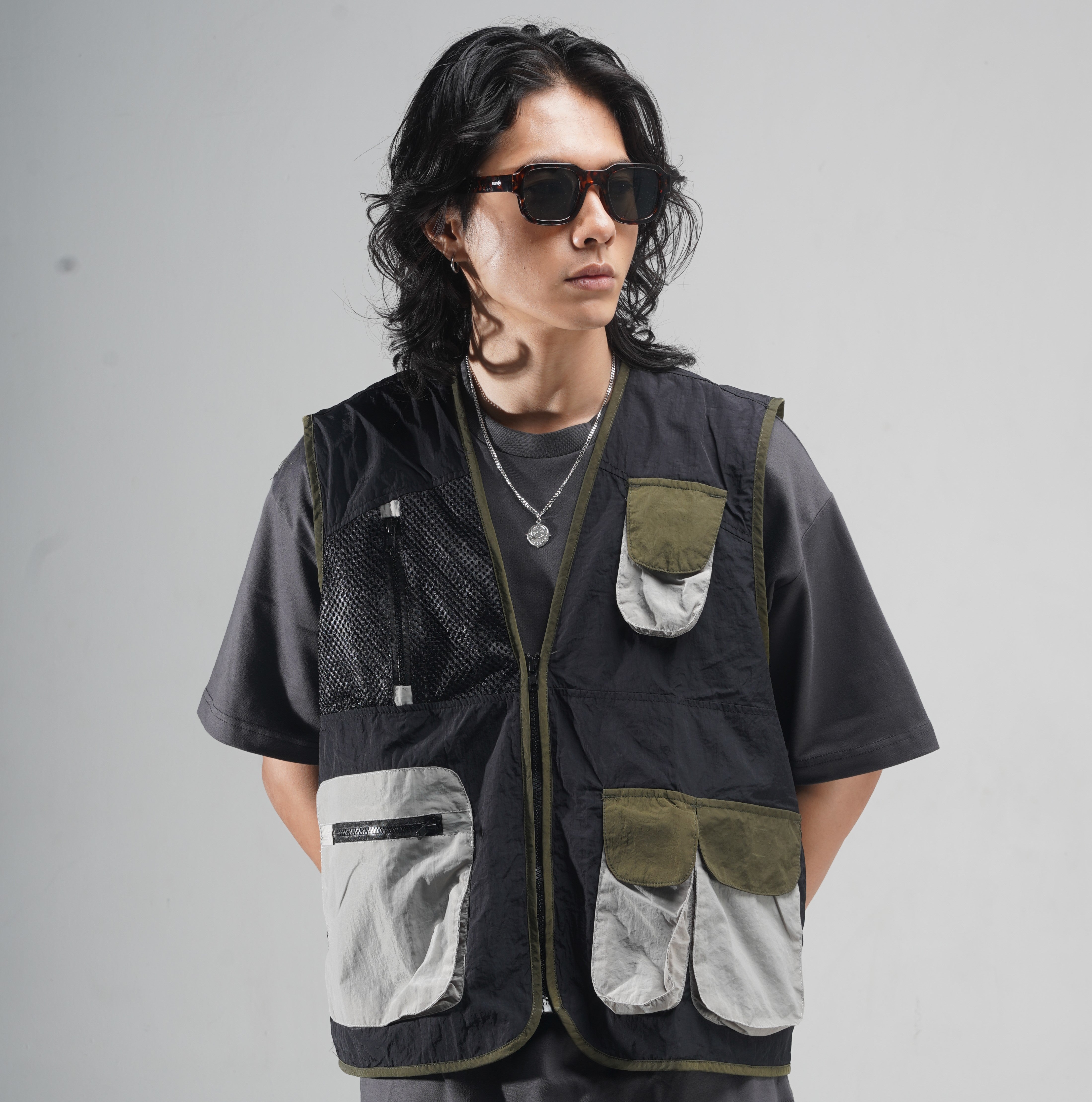 Vest Parasut Halls Black | Russ & Co